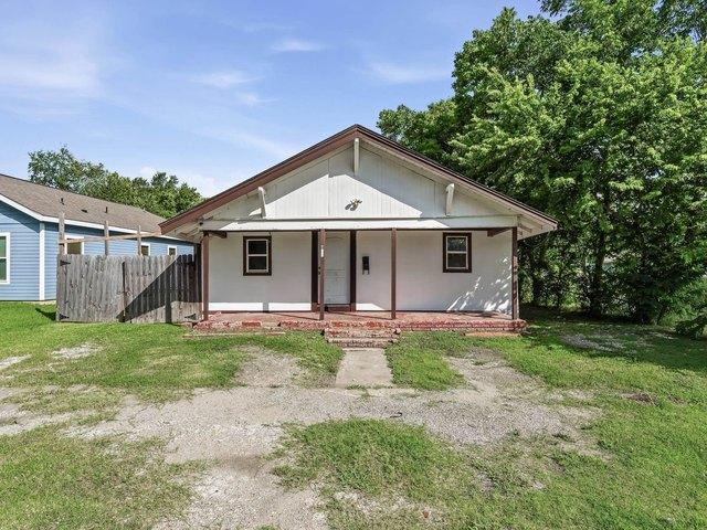 737 9th St, Port Arthur, TX 77640