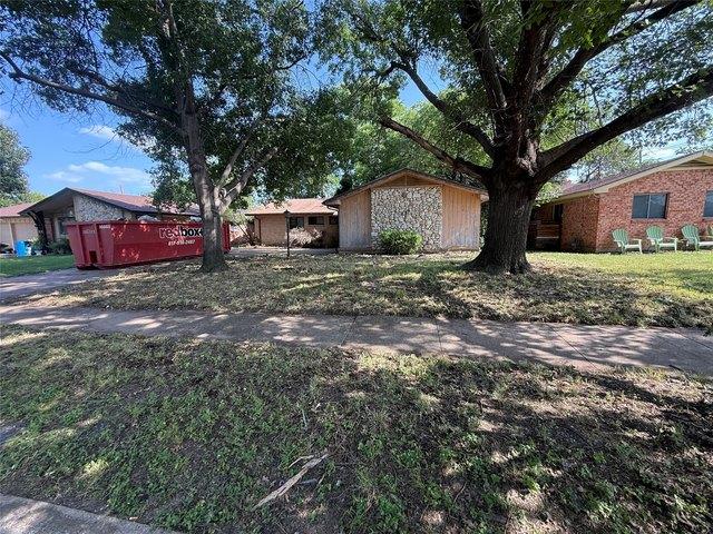 737 Blueberry Ln, Grand Prairie, TX 75052