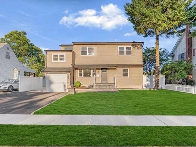 737 Flowerdale Dr, Seaford, NY 11783