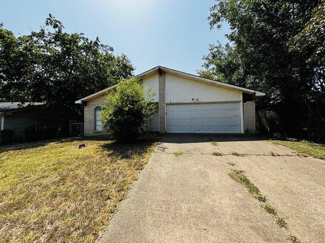 737 S Holiday Dr, Grand Prairie, TX 75052