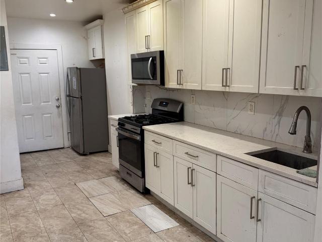737 Sheffield Avenue, Unit 1R