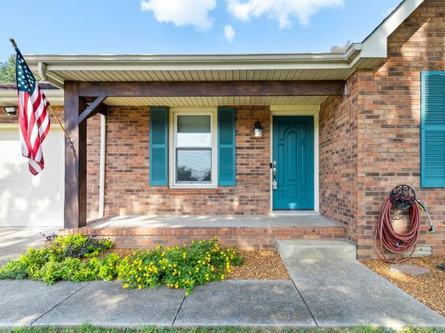 737 W Creek Dr