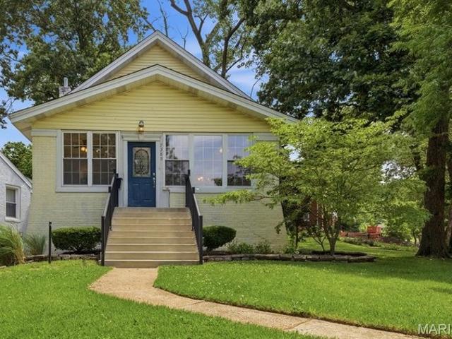 7385 Arlington Dr, Saint Louis, MO 63117