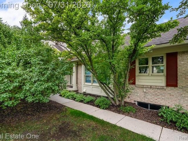 7383 Simsbury Dr, West Bloomfield Township, MI 48322