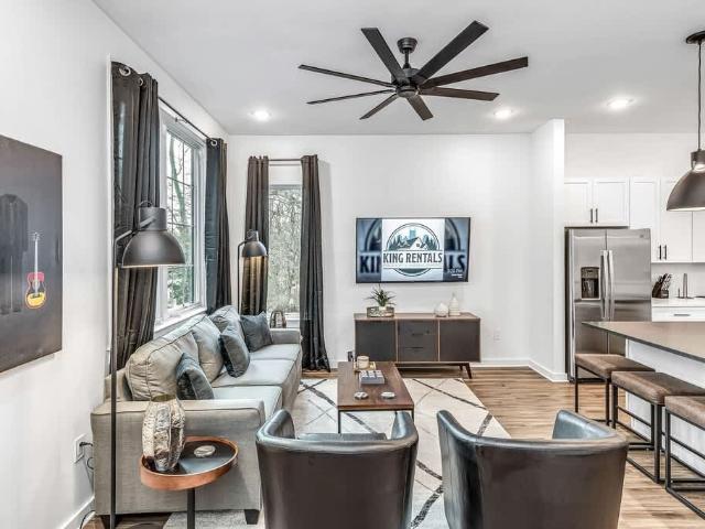 738 Douglas Ave # 7