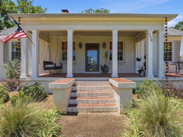 738 Riverview Dr