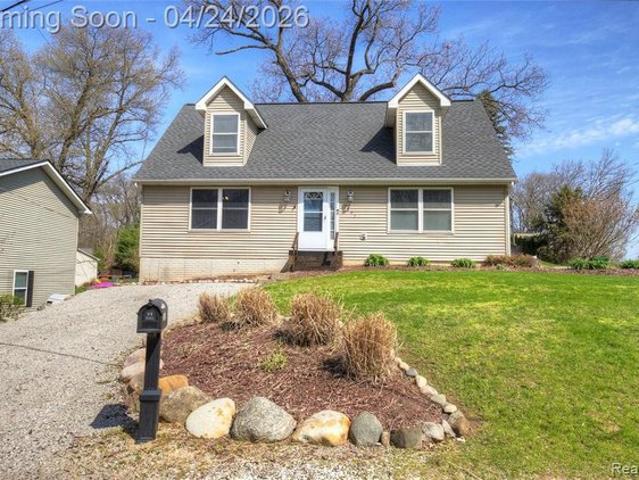 7395 Harrington Dr, Hamburg Township, MI 48116