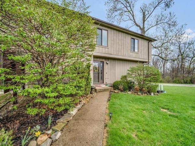 7390 Creekwood Dr Unit 10D, North Royalton, OH 44133