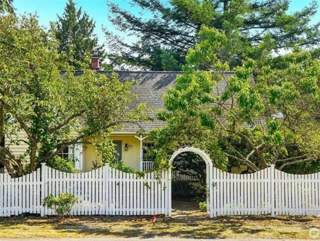 739 N 165th St, Shoreline, WA 98133