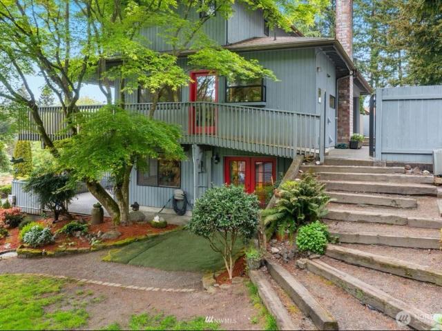 739 NE Woods Court
