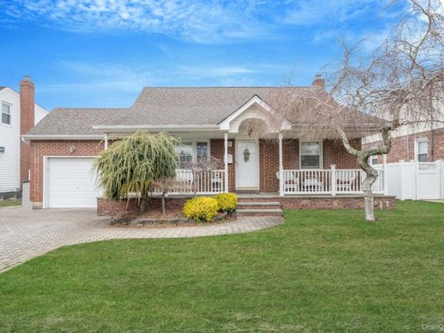 77 Tyrconnell Ave, Massapequa Park, NY 11762
