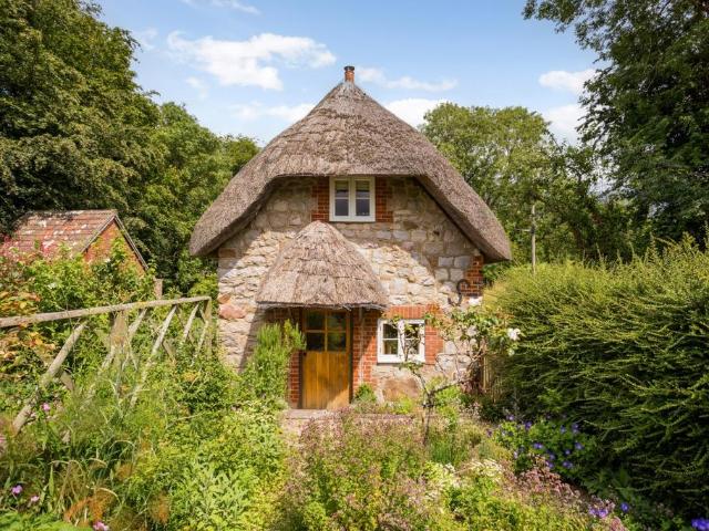 77 West Overton Marlborough SN8 3 bed cottage to rent £2,250 pcm £519 pw