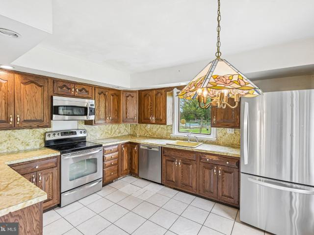 77 Wren Dr, Holland, PA 18966 | MLS #PABU2117 | Compass