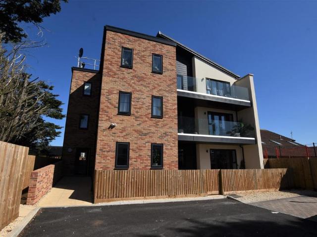 77 Bristol Road, Gloucester GL2 2 bed apartment to rent £1,195 pcm £276 pw