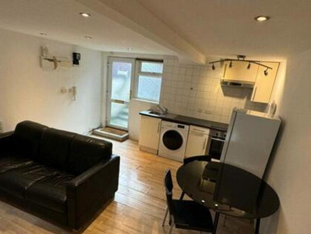 77 Brudenell Road, Flat,hyde Park, 1 Bedroom Flat
