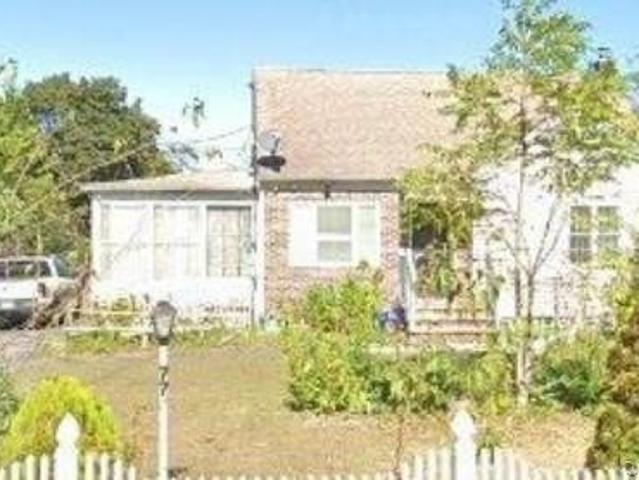 77 Farrington Ave, Bay Shore, NY 11706