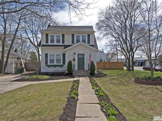 77 Hiawatha Dr, Brightwaters, NY 11718