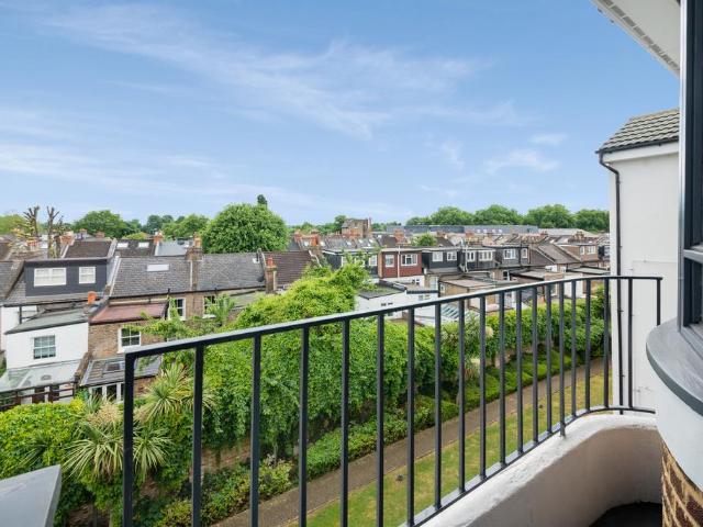 77, Kew Bridge Court W4 2 bed apartment to rent £2,440 pcm £563 pw