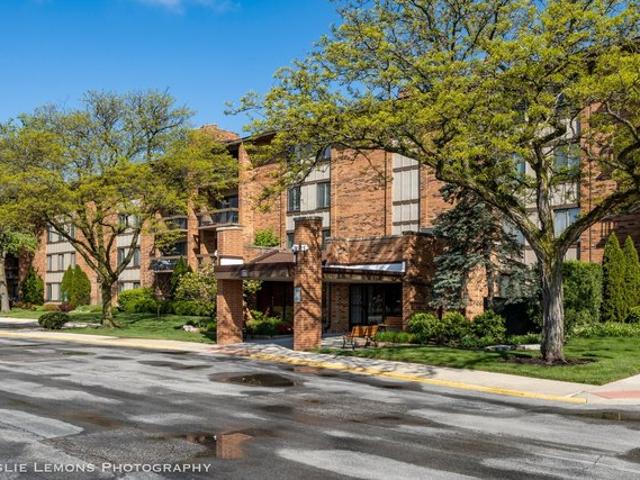 77 Lake Hinsdale Dr Apt 402, Willowbrook, IL 60527