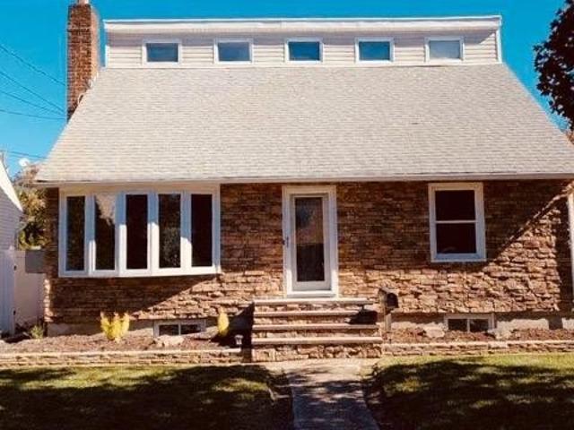 77 Lynton Rd, Albertson, NY 11507