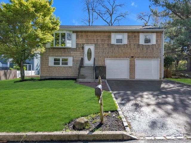 77 Magnolia Dr, Kings Park, NY 11754