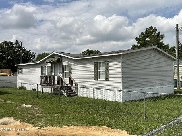 77 Maple Ave, Elizabethtown, NC 28337
