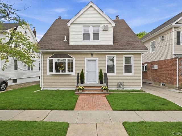 77 Stewart St, Floral Park, NY 11001 | MLS #992602
