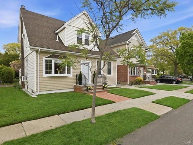77 Stewart St, Floral Park, NY 11001