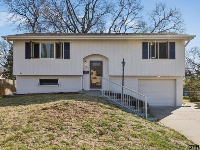 7405 Elm Dr, La Vista, NE 68128