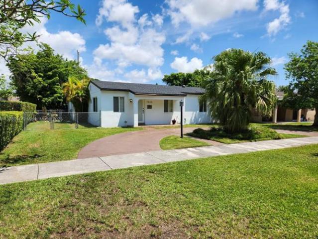 7405 32nd St SW, Miami, FL 33155