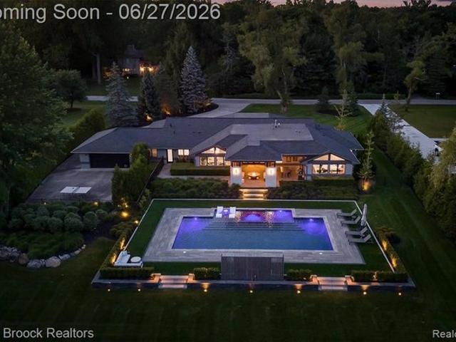 7400 Parkstone Ln, Bloomfield Township, MI 48301
