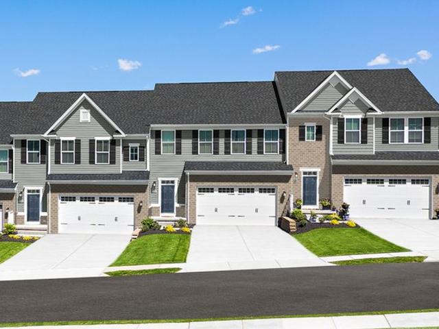 7401 S Pointe Ln, Parma, OH 44129