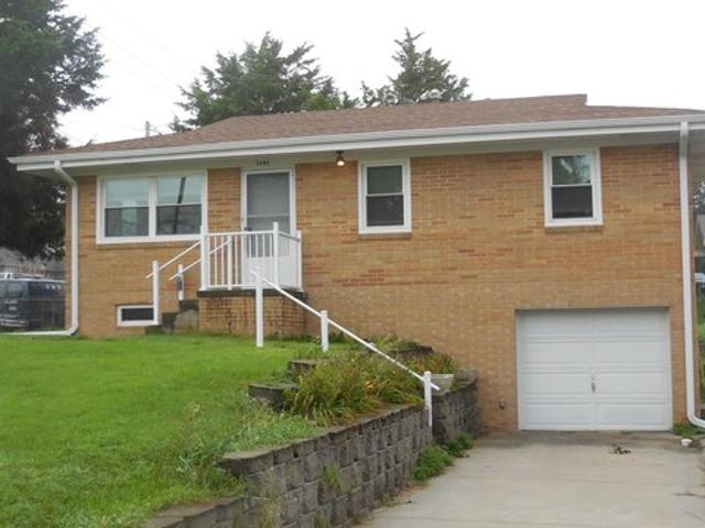 7401 Schuyler Dr, Omaha, NE 68114