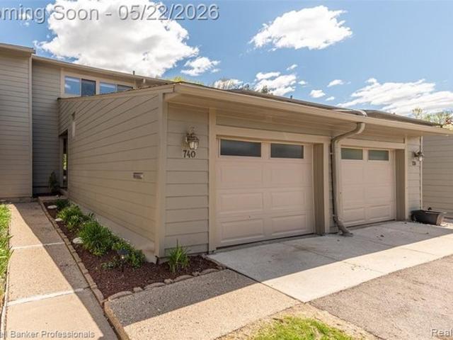 740 Peninsula Ct, Ann Arbor, MI 48105