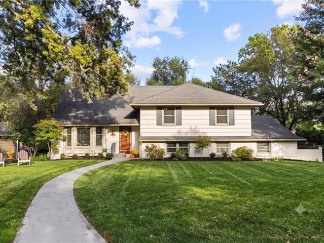7419 Booth St, Prairie Village, KS 66208