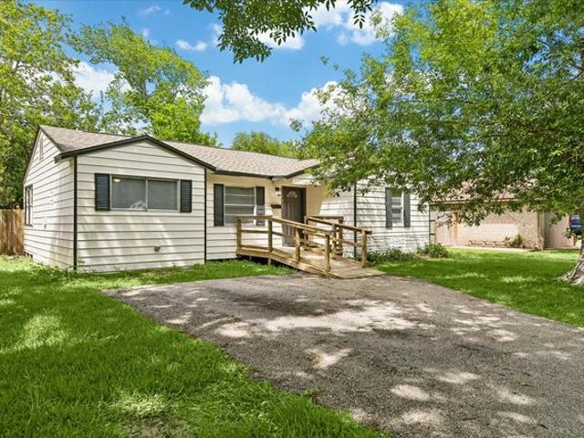 7413 Faith Dr, Deer Park, TX 77536
