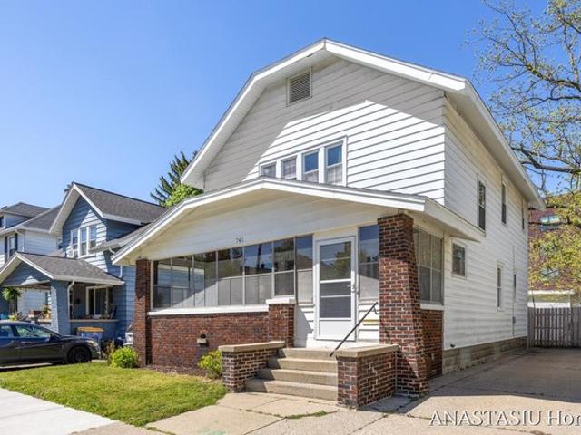 741 Crescent St NE, Grand Rapids, MI 49503