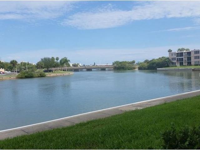 7425 Bay Island Dr S Apt 105, South Pasadena, FL 33707