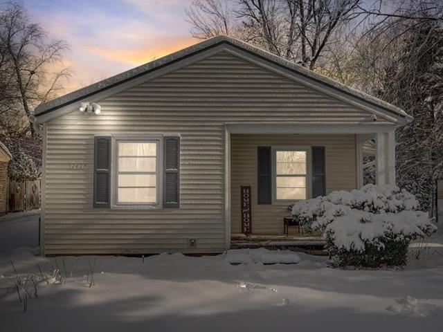 7428 N Santa Monica Blvd, Fox Point, WI 53217