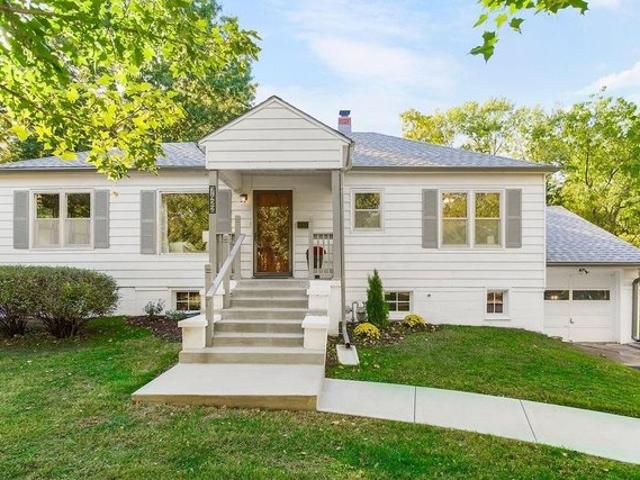 7422 Woodson St, Overland Park, KS 66204