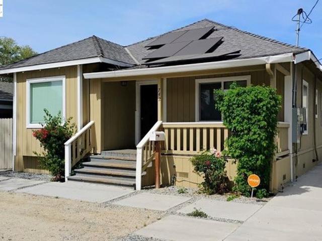 742 4th St, Hollister, CA 95023