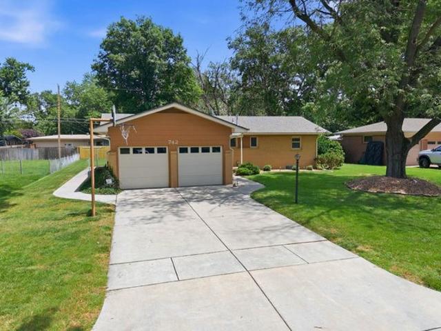 742 N Valleyview Ln, Wichita, KS 67212