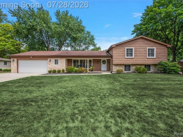 7435 Saint Auburn Dr, Bloomfield Hills, MI 48301