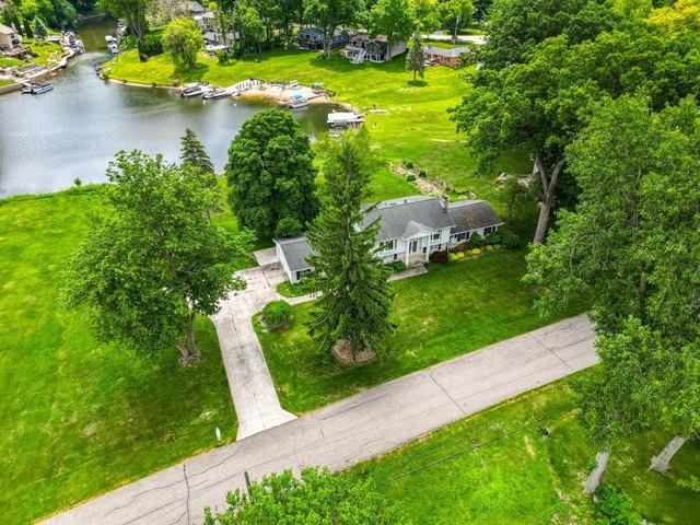 7436 Oak Bay Dr, White Lake, MI 48383