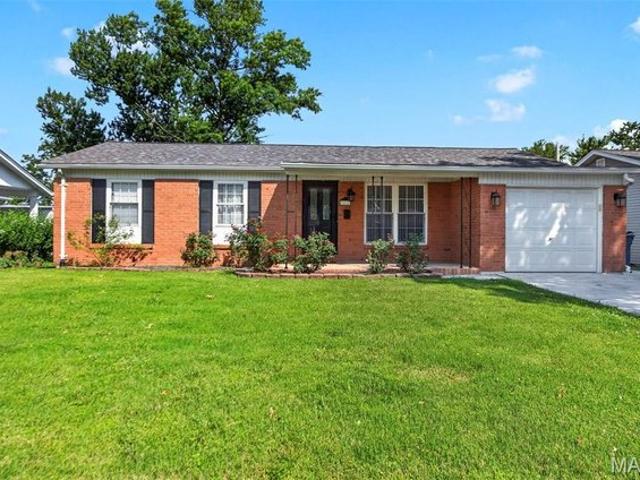 7437 Sunset Dr, Hazelwood, MO 63042