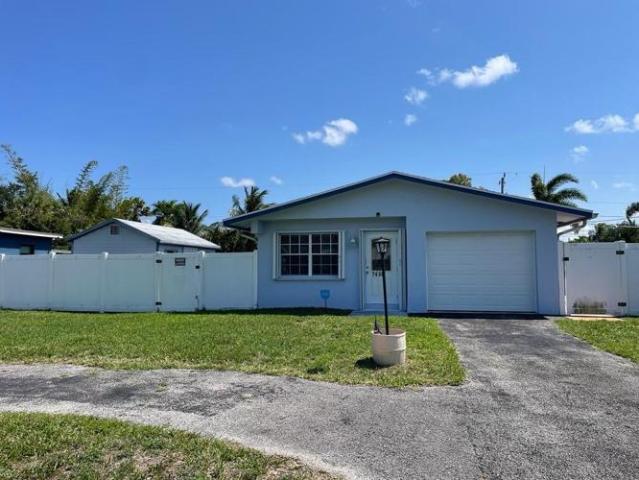 7438 Overlook Dr, Lake Worth, FL 33467