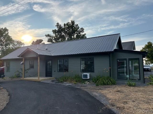7438 Lakeshore Road