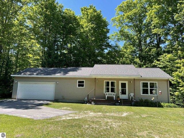 7430 River St, Benzonia, MI 49616