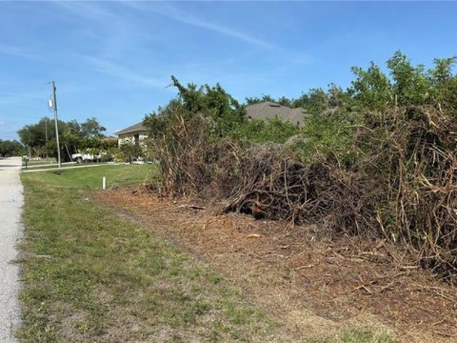 7432 Memorial Dr, Port Charlotte, FL 33981
