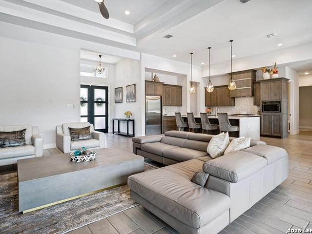743 Maximino Ridge